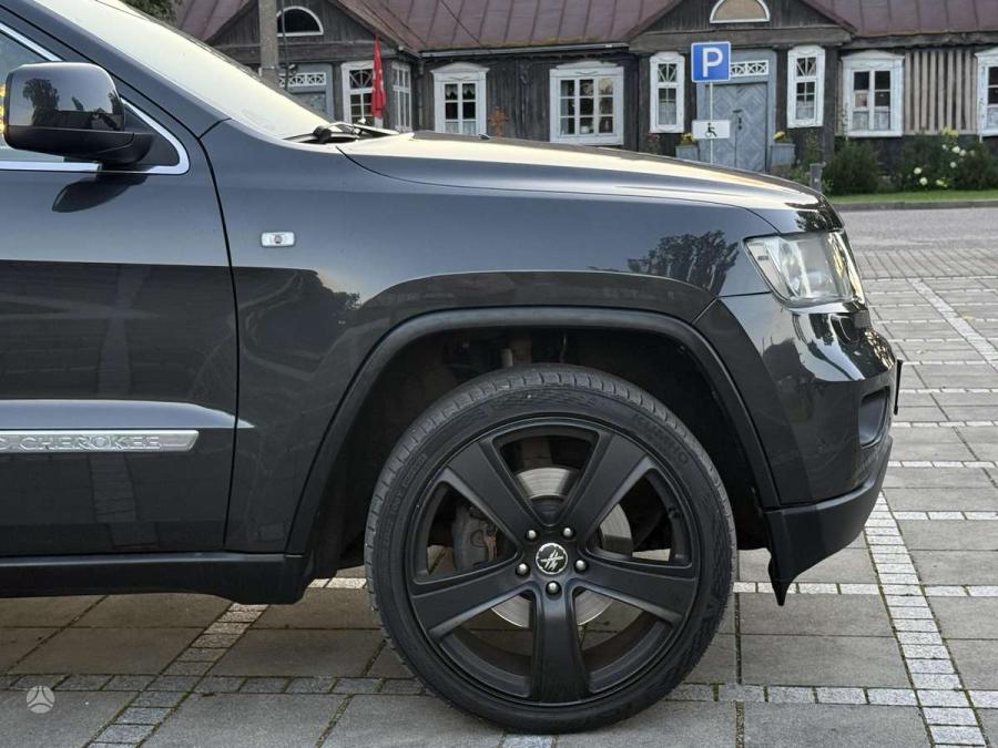 Grey Jeep Grand Cherokee 2012 in Raseiniai, with an engine capacity of 2.99 L and mileage of 226 thousand km for 8350 €, photo 12 on AUTOMOTO.COM.LV