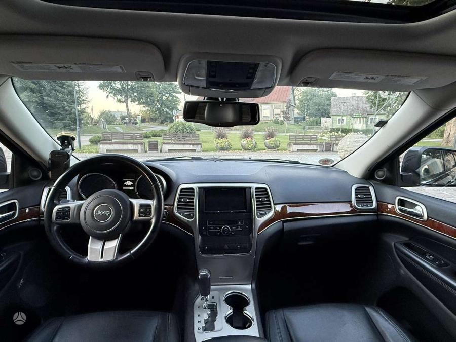 Grey Jeep Grand Cherokee 2012 in Raseiniai, with an engine capacity of 2.99 L and mileage of 226 thousand km for 8350 €, photo 15 on AUTOMOTO.COM.LV