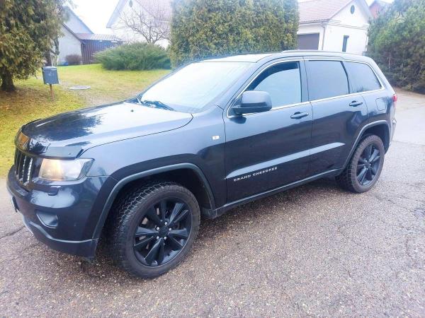 Pelēks Jeep Grand Cherokee 2013 Utena, ar dzinēja tilpumu 2.99 L un nobraukumu 297 tūkst. km par 8300 €, foto 4 vietnē AUTOMOTO.COM.LV