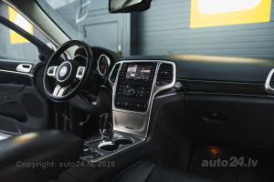 Grey Jeep Grand Cherokee 2013 in Tallinn, with an engine capacity of 3.00 L and mileage of 293 thousand km for 8499 €, photo 8 on AUTOMOTO.COM.LV