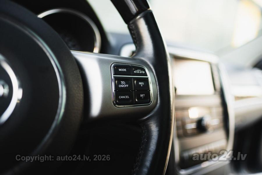 Grey Jeep Grand Cherokee 2013 in Tallinn, with an engine capacity of 3.00 L and mileage of 293 thousand km for 8499 €, photo 25 on AUTOMOTO.COM.LV