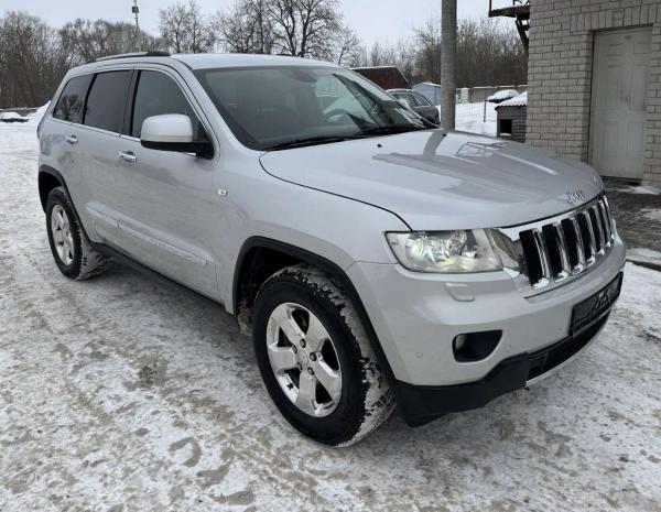 Grey Jeep Grand Cherokee 2013 in Panevezys, with an engine capacity of 2.99 L and mileage of 150 thousand km for 9300 €, photo 1 on AUTOMOTO.COM.LV