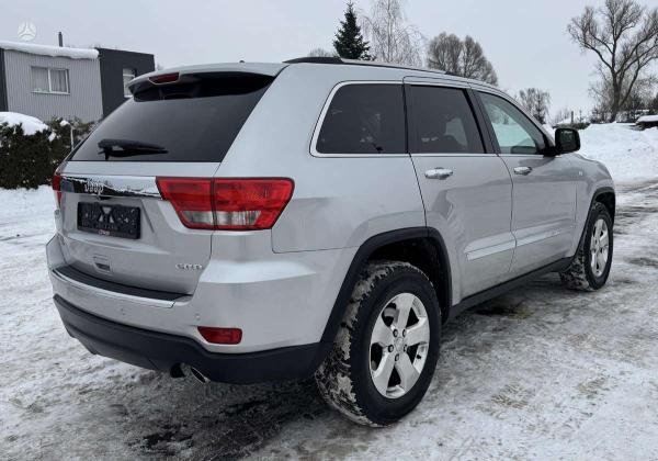 Grey Jeep Grand Cherokee 2013 in Panevezys, with an engine capacity of 2.99 L and mileage of 150 thousand km for 9300 €, photo 2 on AUTOMOTO.COM.LV