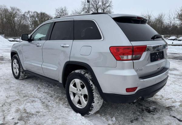 Grey Jeep Grand Cherokee 2013 in Panevezys, with an engine capacity of 2.99 L and mileage of 150 thousand km for 9300 €, photo 3 on AUTOMOTO.COM.LV