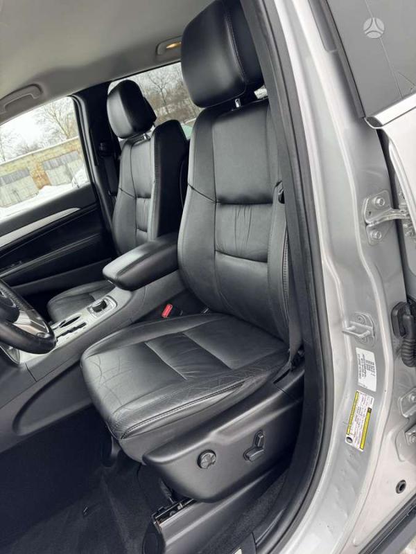 Grey Jeep Grand Cherokee 2013 in Panevezys, with an engine capacity of 2.99 L and mileage of 150 thousand km for 9300 €, photo 7 on AUTOMOTO.COM.LV