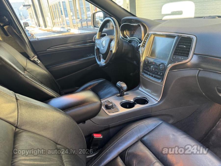 Pelēks Jeep Grand Cherokee 2013 Tallina, ar dzinēja tilpumu 3.00 L un nobraukumu 252 tūkst. km par 10995 €, foto 12 vietnē AUTOMOTO.COM.LV