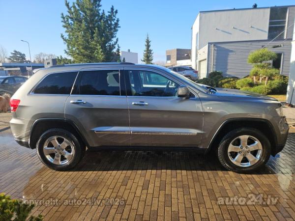 Pelēks Jeep Grand Cherokee 2013 Tartu, ar dzinēja tilpumu 3.00 L un nobraukumu 223 tūkst. km par 9999 €, foto 3 vietnē AUTOMOTO.COM.LV