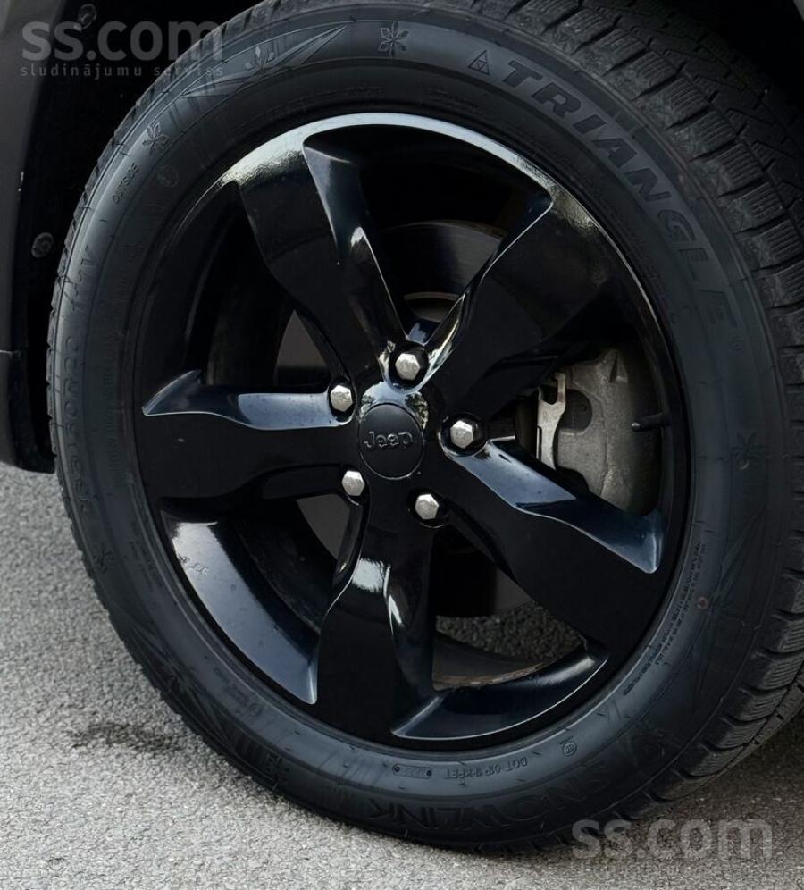 Grey Jeep Grand Cherokee 2013 in Riga, with an engine capacity of 3.00 L and mileage of 207 thousand km for 14990 €, photo 15 on AUTOMOTO.COM.LV