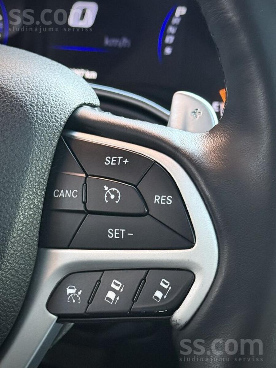Grey Jeep Grand Cherokee 2013 in Riga, with an engine capacity of 3.00 L and mileage of 207 thousand km for 14990 €, photo 27 on AUTOMOTO.COM.LV