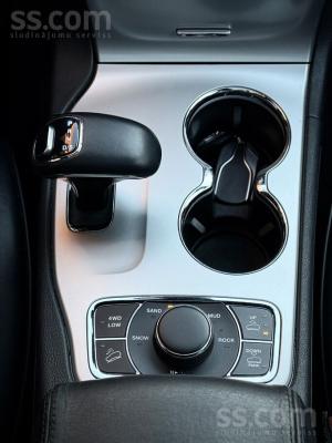 Grey Jeep Grand Cherokee 2013 in Riga, with an engine capacity of 3.00 L and mileage of 207 thousand km for 14990 €, photo 28 on AUTOMOTO.COM.LV
