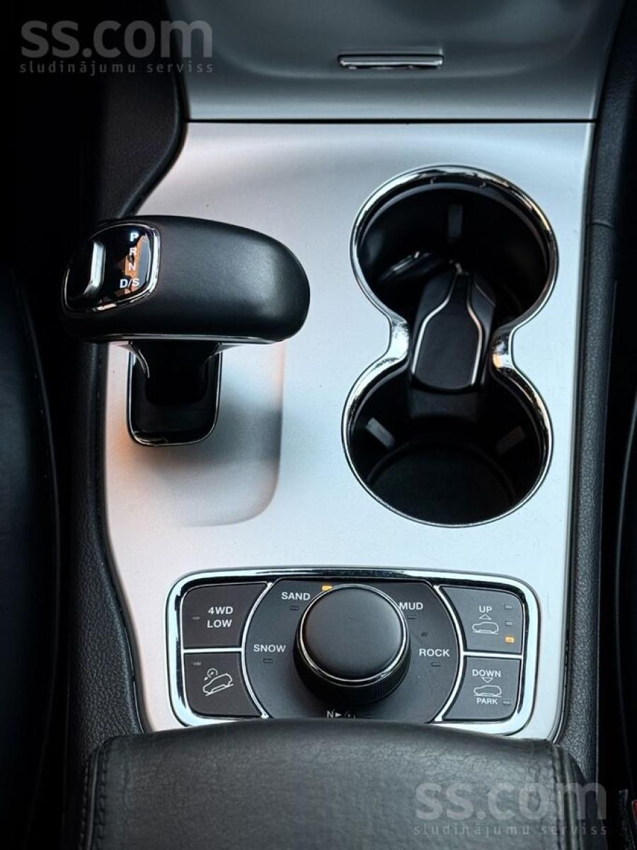 Grey Jeep Grand Cherokee 2013 in Riga, with an engine capacity of 3.00 L and mileage of 207 thousand km for 14990 €, photo 28 on AUTOMOTO.COM.LV