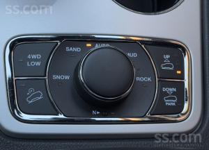 Grey Jeep Grand Cherokee 2013 in Riga, with an engine capacity of 3.00 L and mileage of 207 thousand km for 14990 €, photo 33 on AUTOMOTO.COM.LV