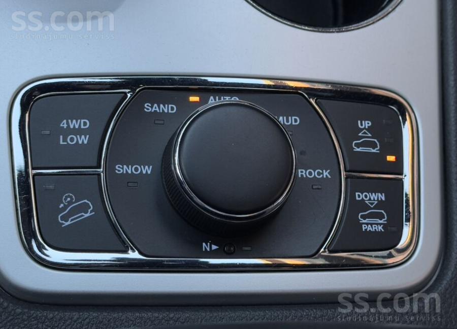 Grey Jeep Grand Cherokee 2013 in Riga, with an engine capacity of 3.00 L and mileage of 207 thousand km for 14990 €, photo 33 on AUTOMOTO.COM.LV