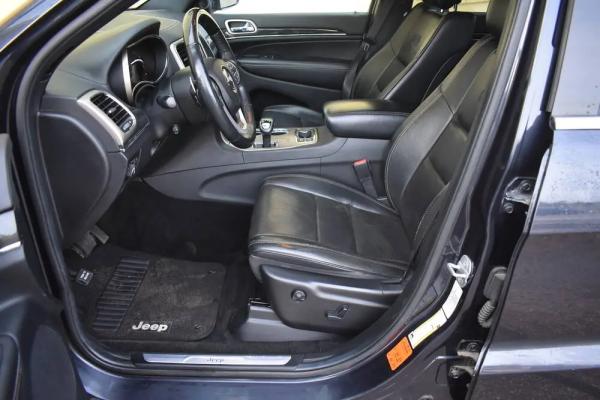 Grey Jeep Grand Cherokee 2013 in Talsi, with an engine capacity of 3.00 L and mileage of 199 thousand km for 13000 €, photo 7 on AUTOMOTO.COM.LV