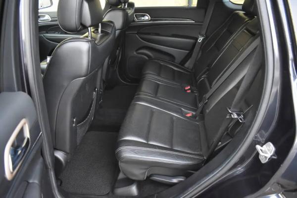 Grey Jeep Grand Cherokee 2013 in Talsi, with an engine capacity of 3.00 L and mileage of 199 thousand km for 13000 €, photo 9 on AUTOMOTO.COM.LV