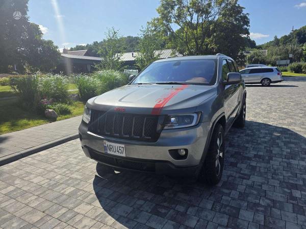 Pelēks Jeep Grand Cherokee 2013 Kauņa, ar dzinēja tilpumu 5.70 L un nobraukumu 204 tūkst. km par 11500 €, foto 1 vietnē AUTOMOTO.COM.LV