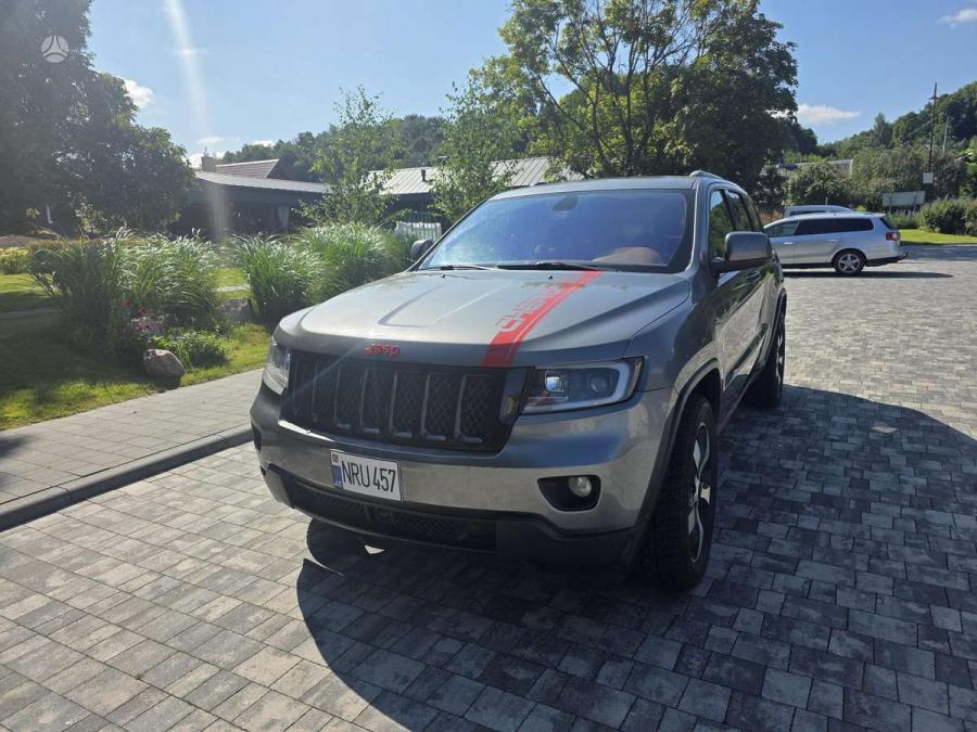 Grey Jeep Grand Cherokee 2013 in Kaunas, with an engine capacity of 5.70 L and mileage of 204 thousand km for 11500 €, photo 1 on AUTOMOTO.COM.LV