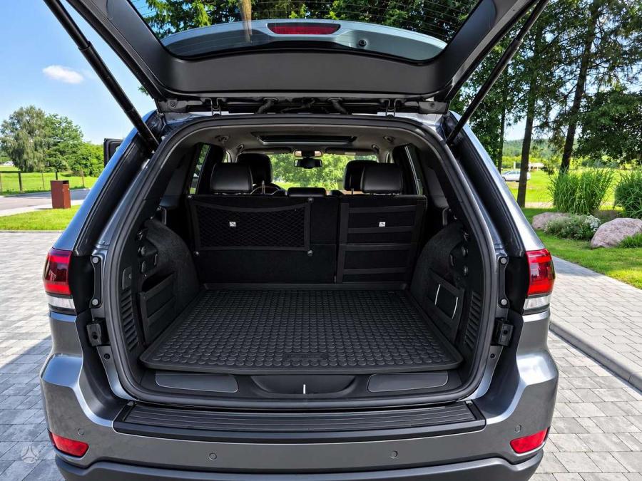 Grey Jeep Grand Cherokee 2013 in Kaunas, with an engine capacity of 5.70 L and mileage of 204 thousand km for 11500 €, photo 5 on AUTOMOTO.COM.LV