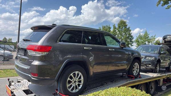 Grey Jeep Grand Cherokee 2013 in Marijampole, with an engine capacity of 2.99 L and mileage of 287 thousand km for 7650 €, photo 3 on AUTOMOTO.COM.LV