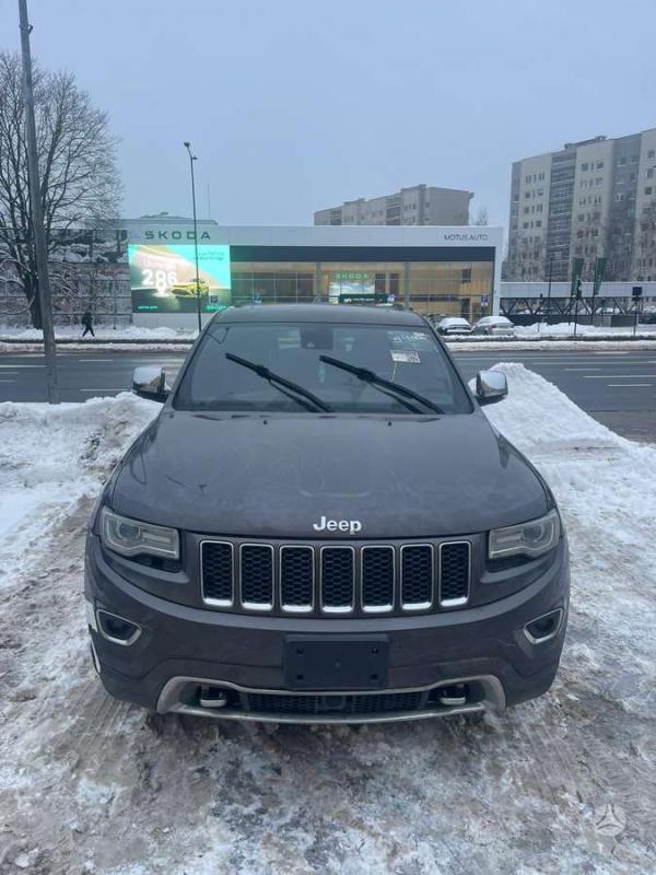 Grey Jeep Grand Cherokee 2014 in Vilnius, with an engine capacity of 5.65 L and mileage of 225 thousand km for 7190 €, photo 3 on AUTOMOTO.COM.LV