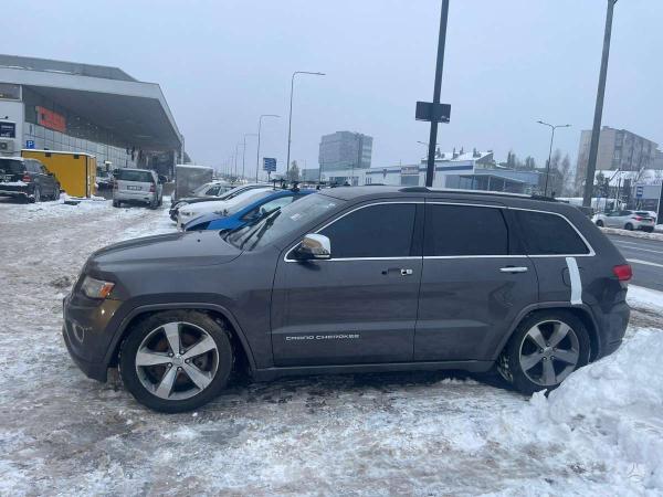 Grey Jeep Grand Cherokee 2014 in Vilnius, with an engine capacity of 5.65 L and mileage of 225 thousand km for 7190 €, photo 5 on AUTOMOTO.COM.LV