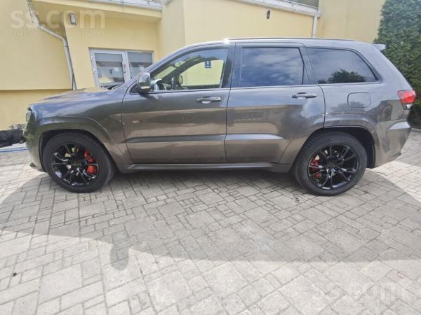 Pelēks Jeep Grand Cherokee 2014 Rīga, ar dzinēja tilpumu 6.40 L un nobraukumu 0 tūkst. km par 24500 €, foto 2 vietnē AUTOMOTO.COM.LV