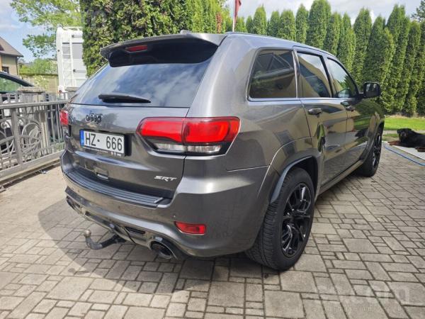 Pelēks Jeep Grand Cherokee 2014 Rīga, ar dzinēja tilpumu 6.40 L un nobraukumu 0 tūkst. km par 24500 €, foto 5 vietnē AUTOMOTO.COM.LV