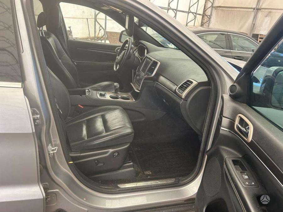Grey Jeep Grand Cherokee 2014 in Siauliai, with an engine capacity of 3.60 L and mileage of 280 thousand km for 7878 €, photo 8 on AUTOMOTO.COM.LV