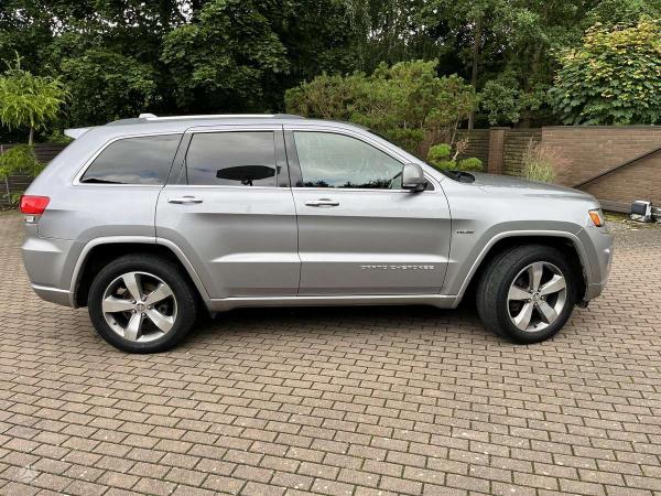 Pelēks Jeep Grand Cherokee 2014 Kauņa, ar dzinēja tilpumu 5.65 L un nobraukumu 211 tūkst. km par 16300 €, foto 3 vietnē AUTOMOTO.COM.LV