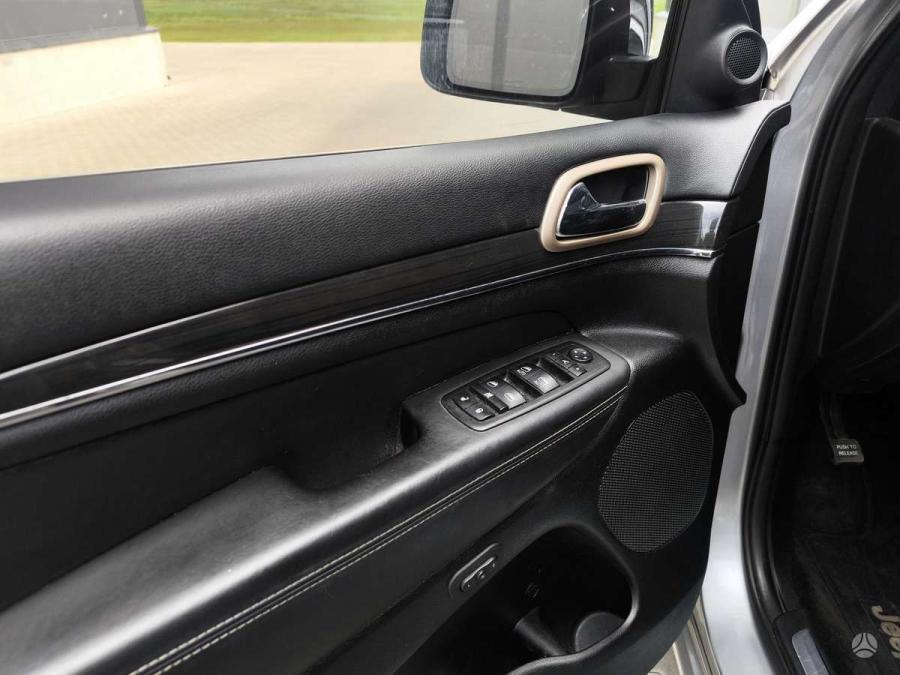 Pelēks Jeep Grand Cherokee 2014 Šauļi, ar dzinēja tilpumu 3.60 L un nobraukumu 264 tūkst. km par 7900 €, foto 22 vietnē AUTOMOTO.COM.LV