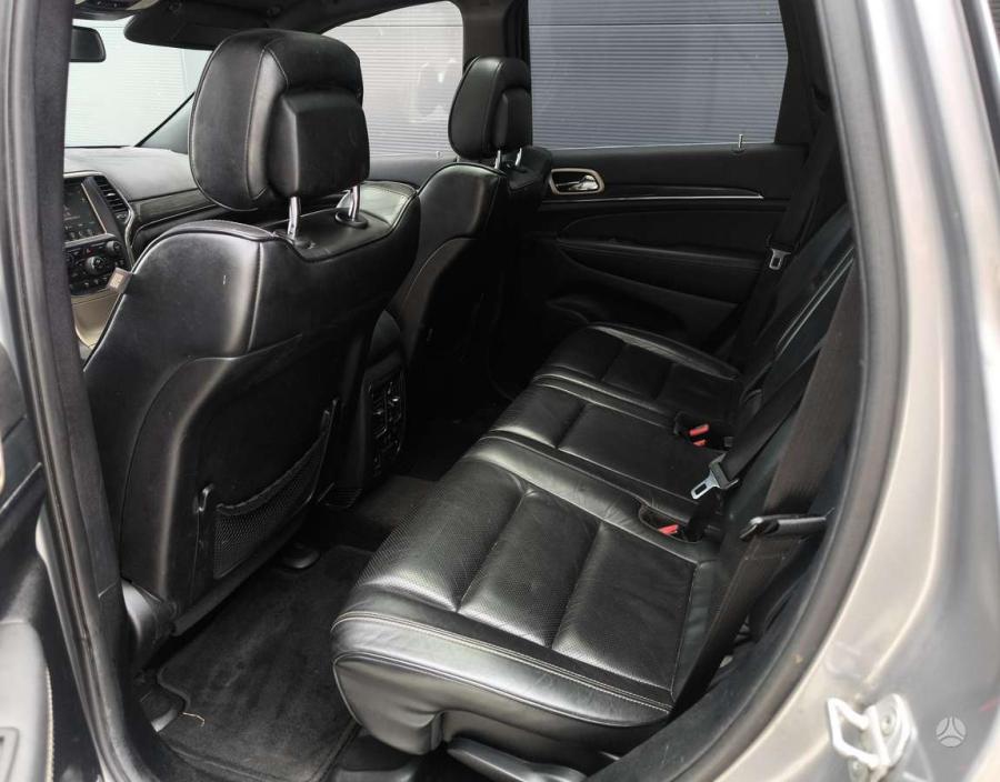 Pelēks Jeep Grand Cherokee 2014 Šauļi, ar dzinēja tilpumu 3.60 L un nobraukumu 264 tūkst. km par 7900 €, foto 25 vietnē AUTOMOTO.COM.LV