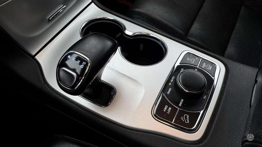 Grey Jeep Grand Cherokee 2014 in Radviliskis, with an engine capacity of 3.60 L and mileage of 215 thousand km for 14850 €, photo 31 on AUTOMOTO.COM.LV