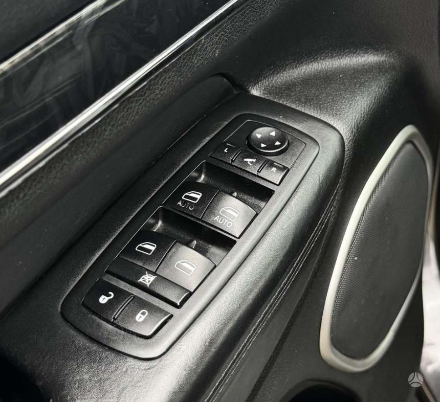 Grey Jeep Grand Cherokee 2014 in Radviliskis, with an engine capacity of 3.60 L and mileage of 215 thousand km for 14850 €, photo 32 on AUTOMOTO.COM.LV