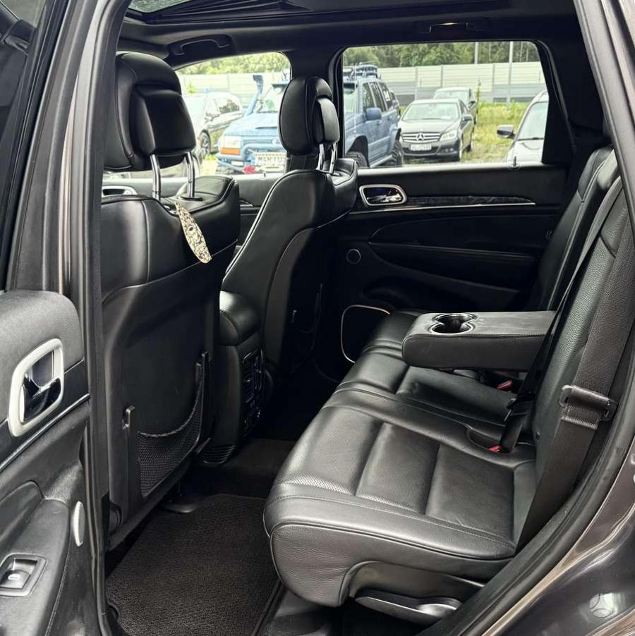 Grey Jeep Grand Cherokee 2014 in Radviliskis, with an engine capacity of 3.60 L and mileage of 215 thousand km for 14850 €, photo 35 on AUTOMOTO.COM.LV
