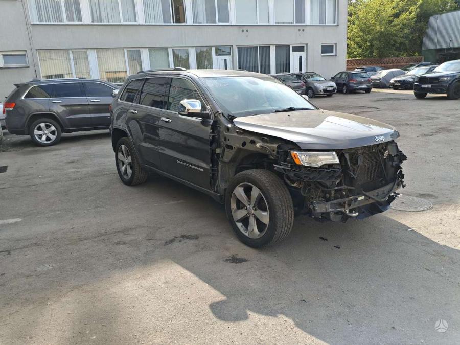 Grey Jeep Grand Cherokee 2014 in Kaunas, with an engine capacity of 5.65 L and mileage of 193 thousand km for 8900 €, photo 1 on AUTOMOTO.COM.LV