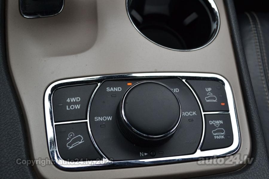 Pelēks Jeep Grand Cherokee 2015 Pērnava, ar dzinēja tilpumu 3.00 L un nobraukumu 211 tūkst. km par 14900 €, foto 16 vietnē AUTOMOTO.COM.LV