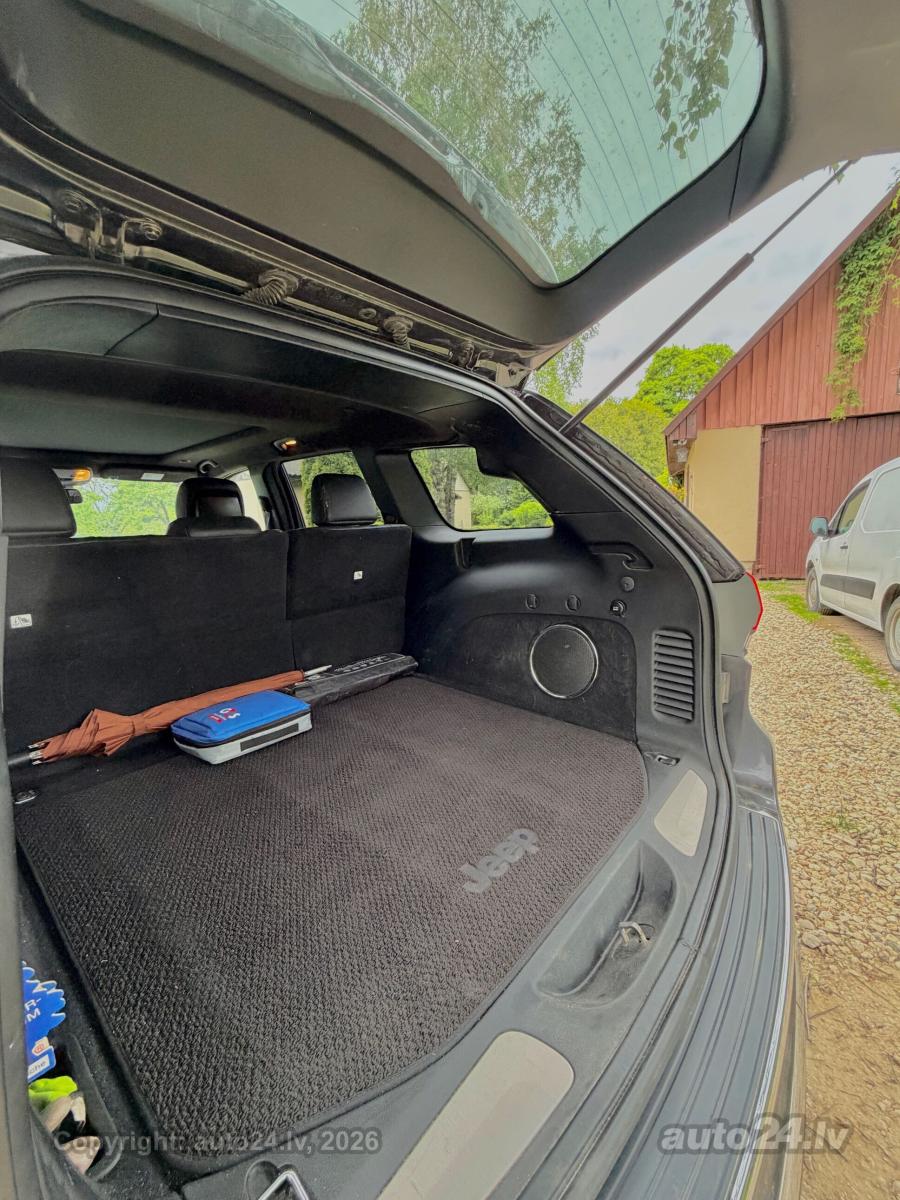 Pelēks Jeep Grand Cherokee 2015 Tallina, ar dzinēja tilpumu 3.00 L un nobraukumu 267 tūkst. km par 14998 €, foto 6 vietnē AUTOMOTO.COM.LV