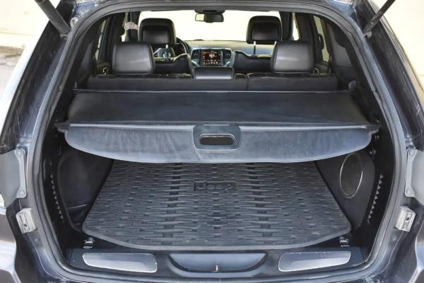 Grey Jeep Grand Cherokee 2015 in Talsi, with an engine capacity of 3.00 L and mileage of 311 thousand km for 9950 €, photo 9 on AUTOMOTO.COM.LV