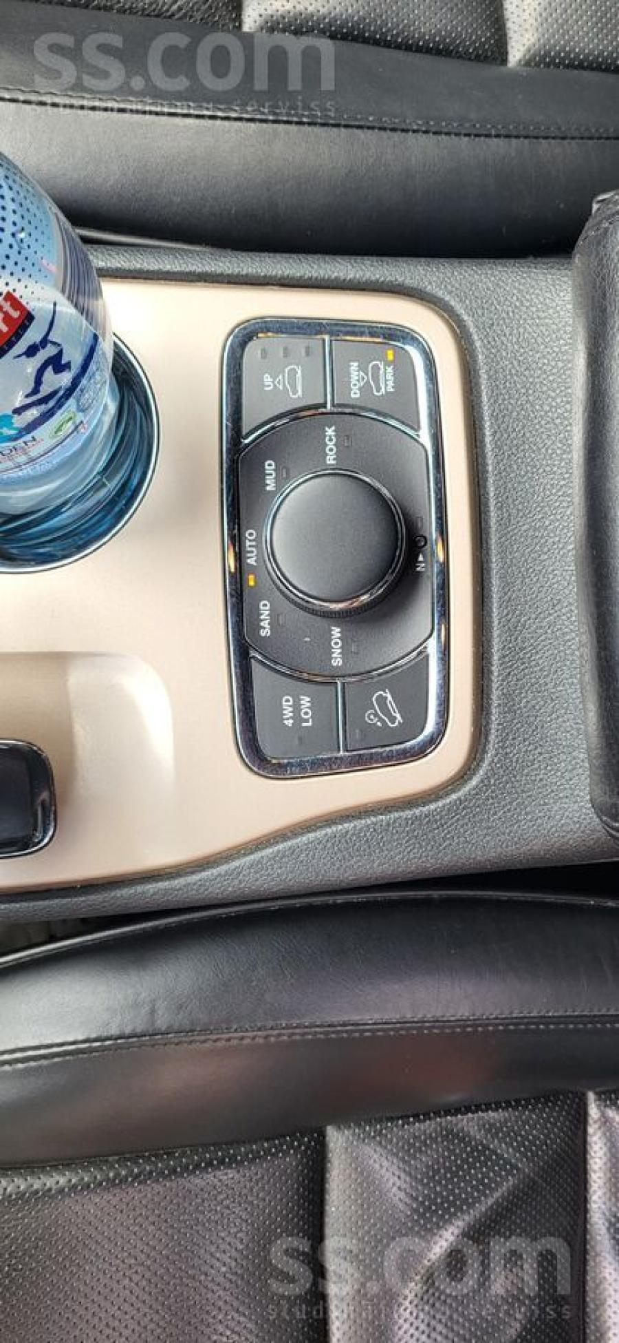 Grey Jeep Grand Cherokee 2015 in Riga, with an engine capacity of 3.00 L and mileage of 226 thousand km for 15000 €, photo 12 on AUTOMOTO.COM.LV