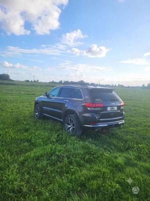 Grey Jeep Grand Cherokee 2015 in Kaunas, with an engine capacity of 2.99 L and mileage of 252 thousand km for 13999 €, photo 4 on AUTOMOTO.COM.LV