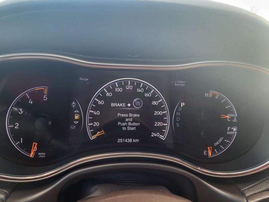Grey Jeep Grand Cherokee 2015 in Kaunas, with an engine capacity of 2.99 L and mileage of 252 thousand km for 13999 €, photo 8 on AUTOMOTO.COM.LV