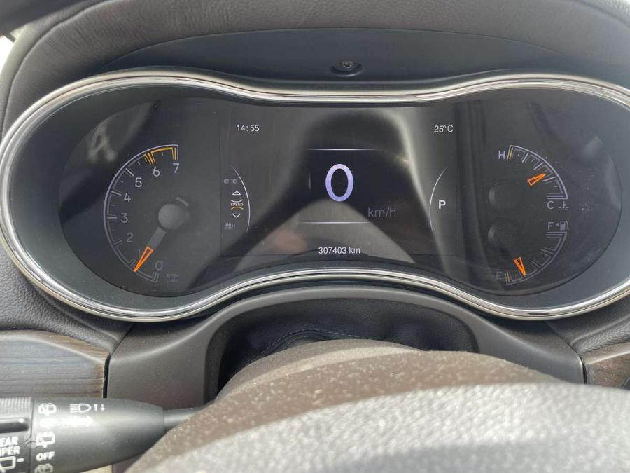 Pelēks Jeep Grand Cherokee 2015 Panevēža, ar dzinēja tilpumu 5.65 L un nobraukumu 307 tūkst. km par 12900 €, foto 8 vietnē AUTOMOTO.COM.LV