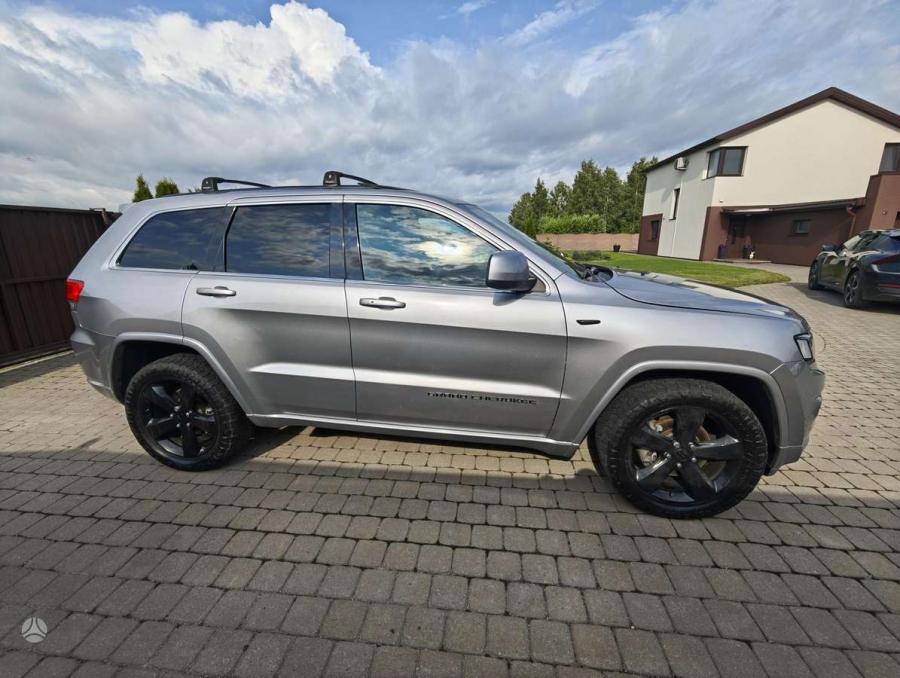 Grey Jeep Grand Cherokee 2015 in Kaunas, with an engine capacity of 3.60 L and mileage of 190 thousand km for 13700 €, photo 5 on AUTOMOTO.COM.LV