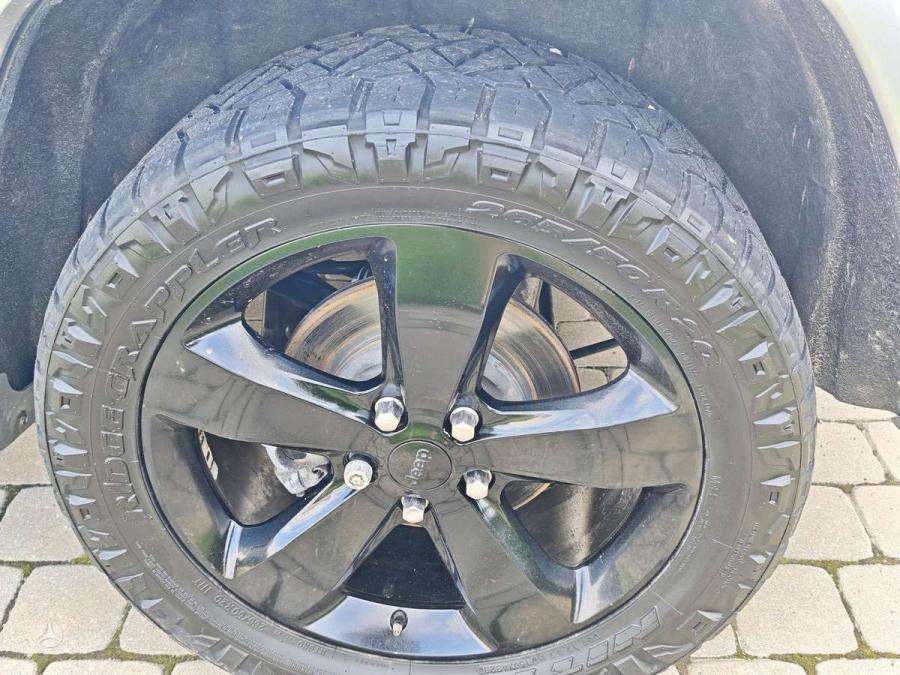 Grey Jeep Grand Cherokee 2015 in Kaunas, with an engine capacity of 3.60 L and mileage of 190 thousand km for 13700 €, photo 11 on AUTOMOTO.COM.LV