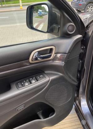 Pelēks Jeep Grand Cherokee 2015 Marijampole, ar dzinēja tilpumu 2.99 L un nobraukumu 222 tūkst. km par 13499 €, foto 25 vietnē AUTOMOTO.COM.LV