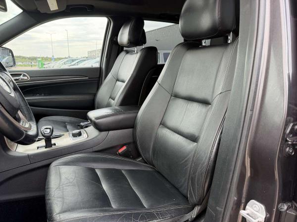 Grey Jeep Grand Cherokee 2015 in Siauliai, with an engine capacity of 3.60 L and mileage of 250 thousand km for 8200 €, photo 9 on AUTOMOTO.COM.LV