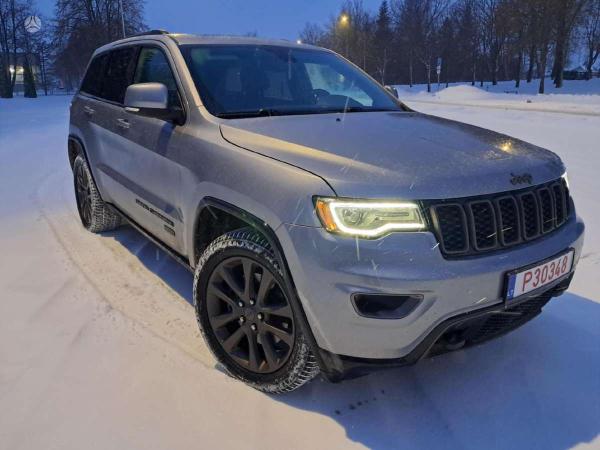 Pelēks Jeep Grand Cherokee 2016 Tauragė, ar dzinēja tilpumu 5.65 L un nobraukumu 181 tūkst. km par 19998 €, foto 1 vietnē AUTOMOTO.COM.LV