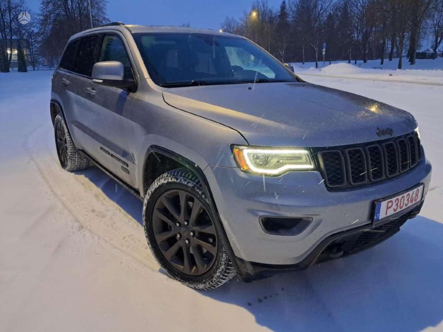 Pelēks Jeep Grand Cherokee 2016 Tauragė, ar dzinēja tilpumu 5.65 L un nobraukumu 181 tūkst. km par 19998 €, foto 1 vietnē AUTOMOTO.COM.LV