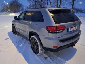 Pelēks Jeep Grand Cherokee 2016 Tauragė, ar dzinēja tilpumu 5.65 L un nobraukumu 181 tūkst. km par 19998 €, foto 3 vietnē AUTOMOTO.COM.LV
