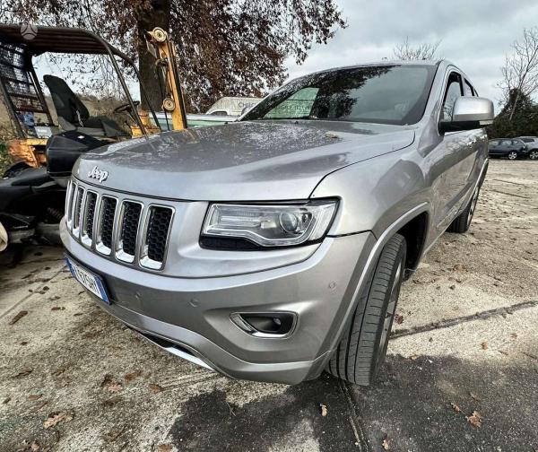 Grey Jeep Grand Cherokee 2016 in Panevezys, with an engine capacity of 2.99 L and mileage of 345 thousand km for 9800 €, photo 1 on AUTOMOTO.COM.LV